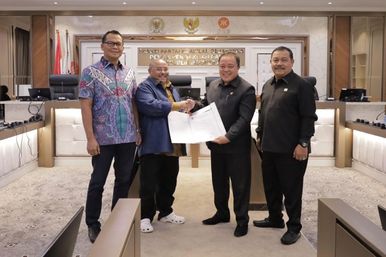 Usai Aksi Demo, Tuntutan BEM se-Kalsel Diteruskan DPRD Kalsel ke DPR RI - DPRD Provinsi ...